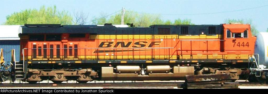 BNSF 7444, engineer's side
